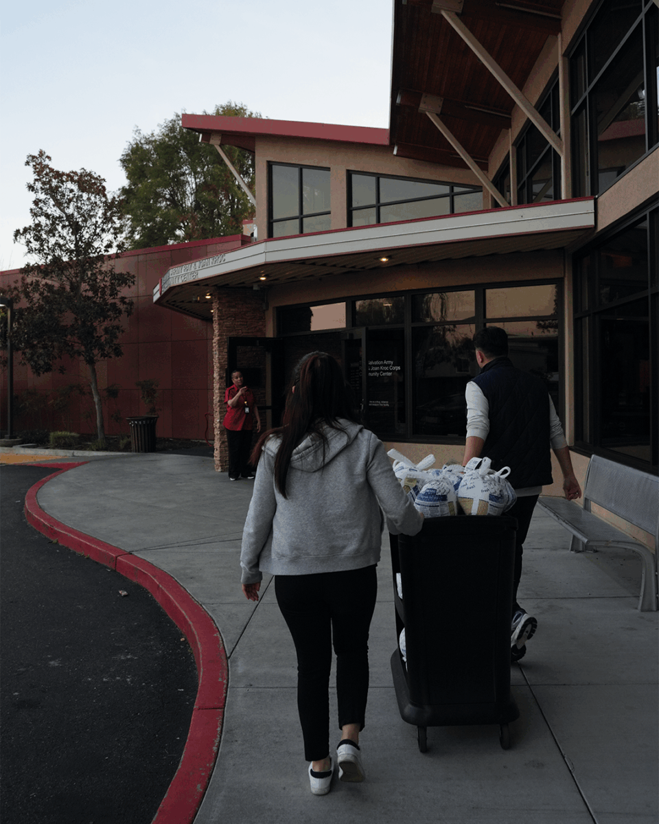 Los campeones de la comunidad retribuyen en Acción de Gracias